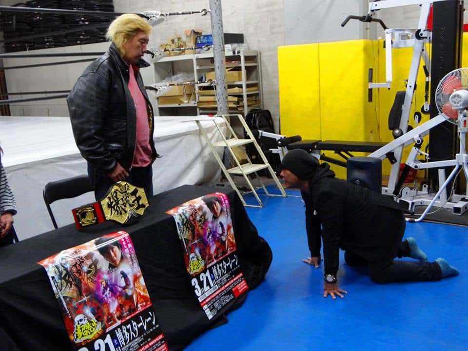 Onita Pro: Atsushi Onita pide de rodillas lucha de revancha ante ...