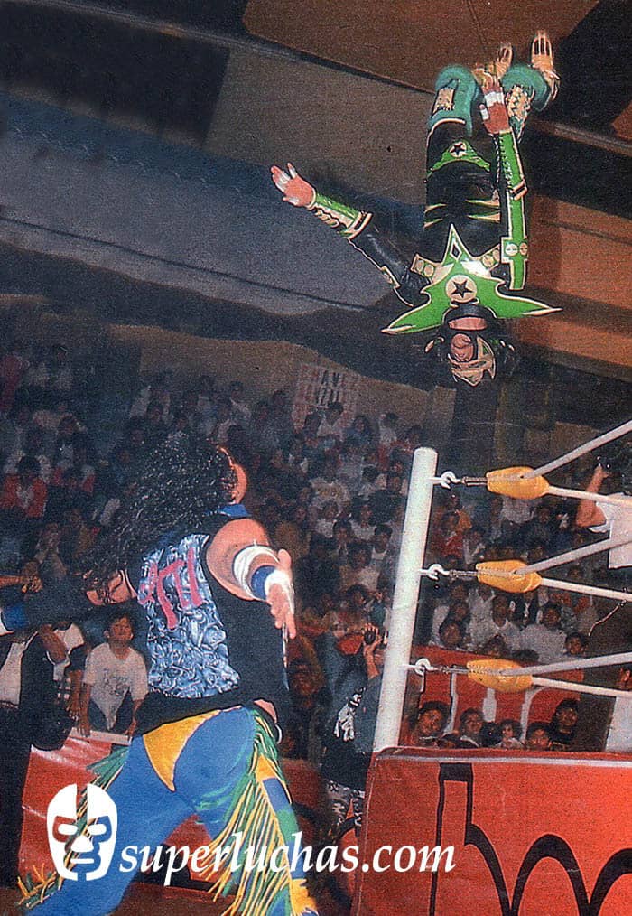 En un día como hoy… 1998: Súper Crazy desenmascara a Venum Black ...