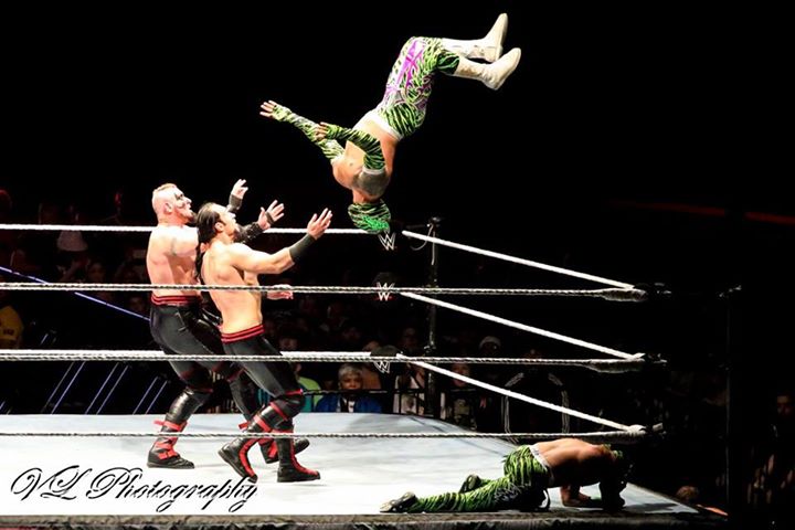 El maletazo a Roman Reigns en secuencia fotográfica (y gif animado ...