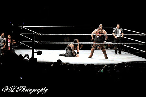 El maletazo a Roman Reigns en secuencia fotográfica (y gif animado ...