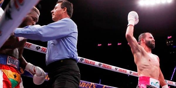 Álvarez noquea en cuatro asaltos a Tackie | Superluchas