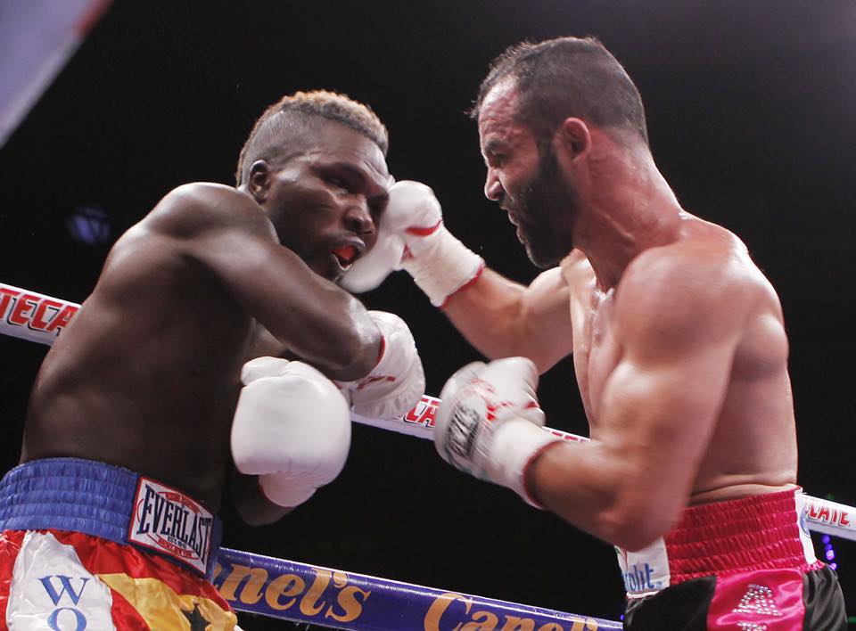 Álvarez noquea en cuatro asaltos a Tackie | Superluchas