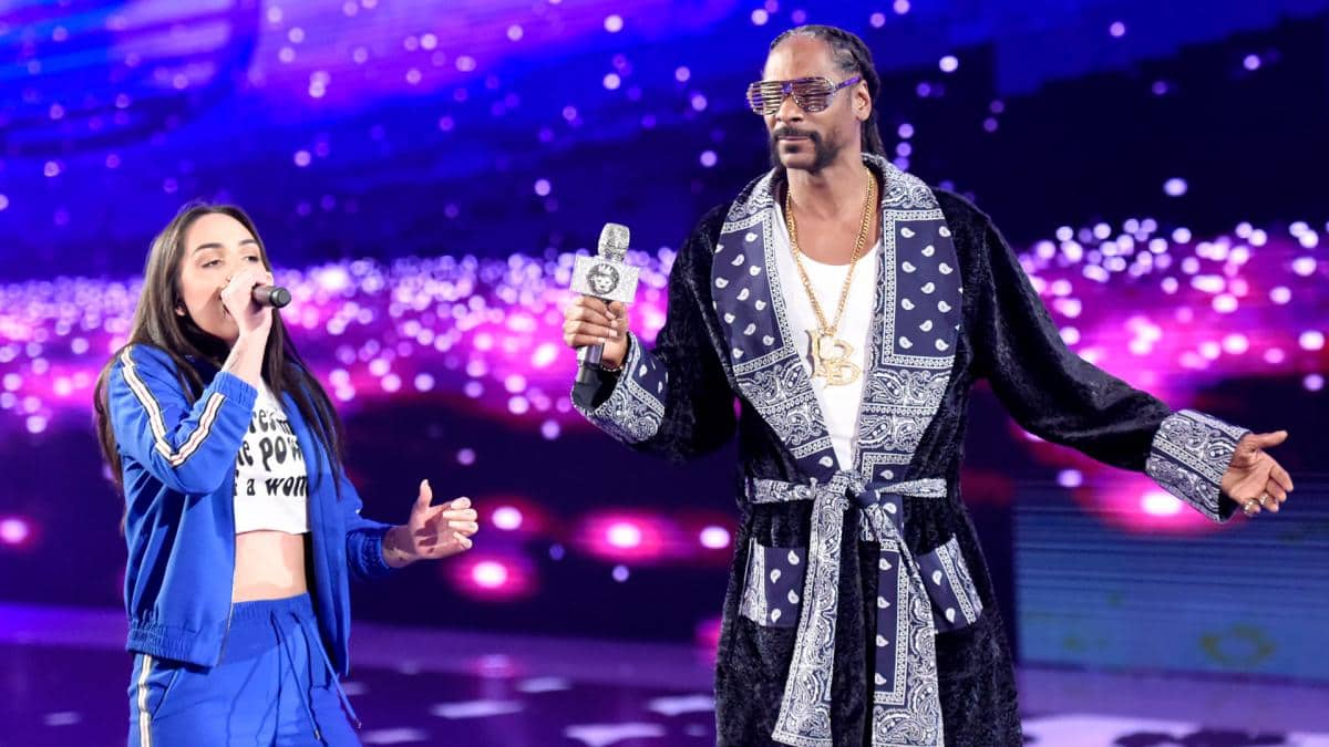 Videos: Raven Felix y Snoop Dogg cantan la canción de Sasha Banks ...