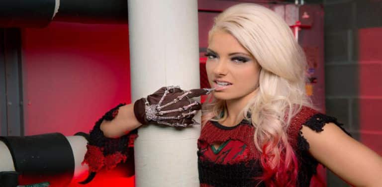 Alexa Bliss se convierte en Freddy Krueger para Halloween | Superluchas