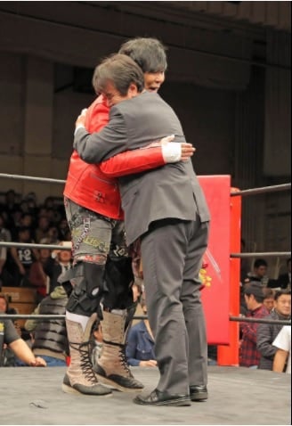 Con lágrimas, Atsushi Onita se despide de la lucha libre profesional ...