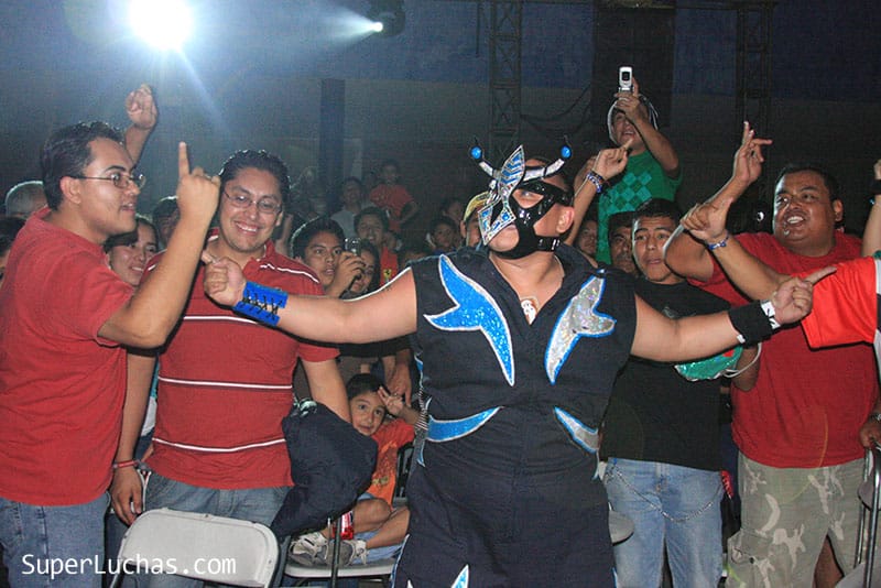 El aficionado a la lucha libre, el motor que mueve a los ídolos