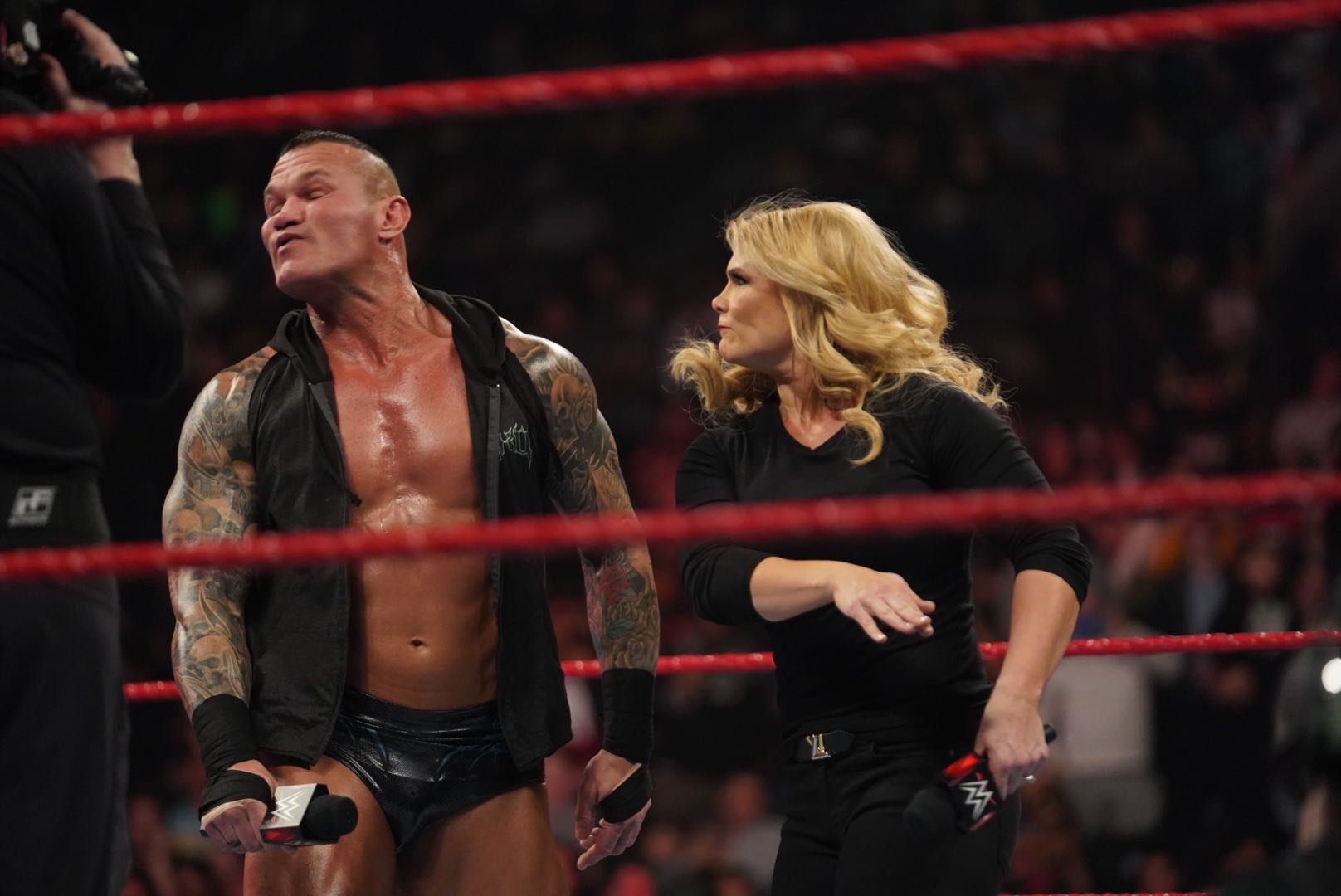 Randy Orton ataca a Beth Phoenix con tremendo RKO