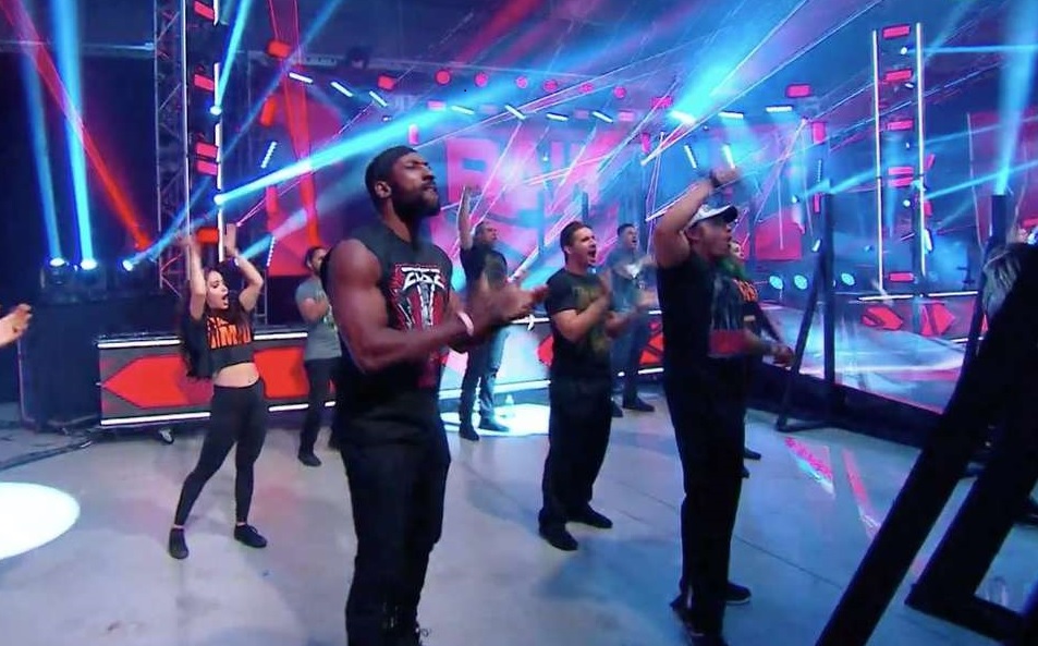 ¿Por qué Vince McMahon ha tardado tanto en presentar shows con «público»?