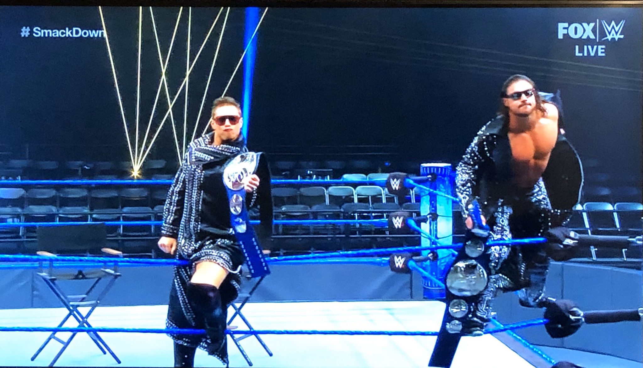 WWE emuló a AEW Dynamite para su más reciente Raw sin público