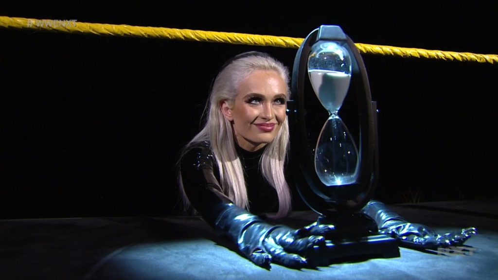 Seth Rollins está cautivado por Scarlett Bordeaux