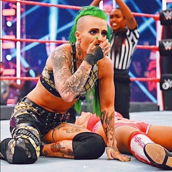 Ruby Riott empieza a levantarse y defiende a Liv Morgan