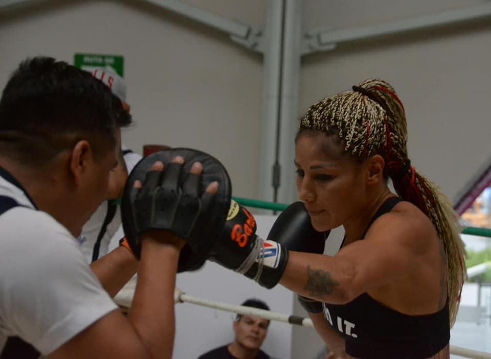 «Barby» Juárez entrena en público | Superluchas