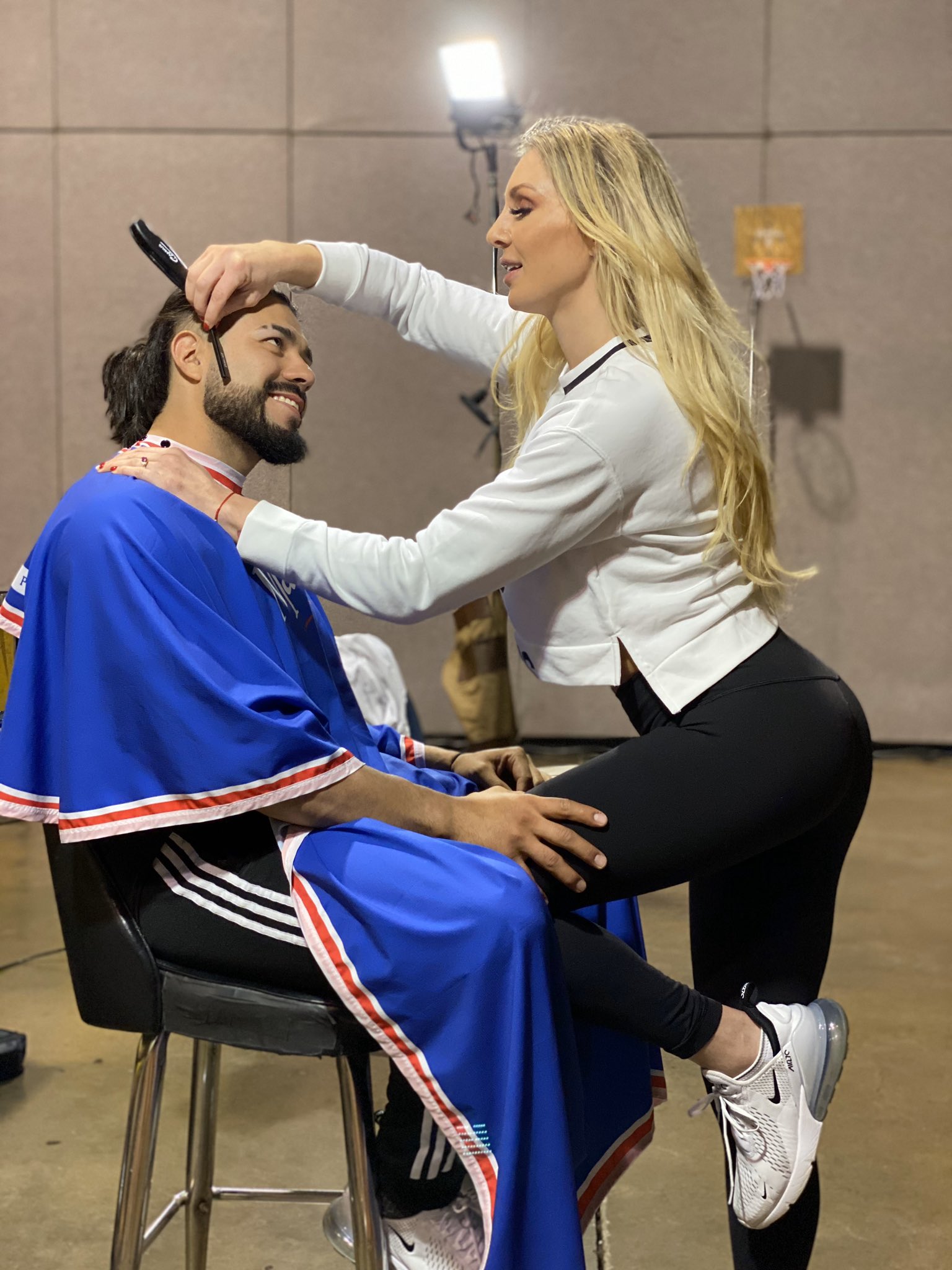 Andrade golpea a Charlotte Flair en la cuarentena