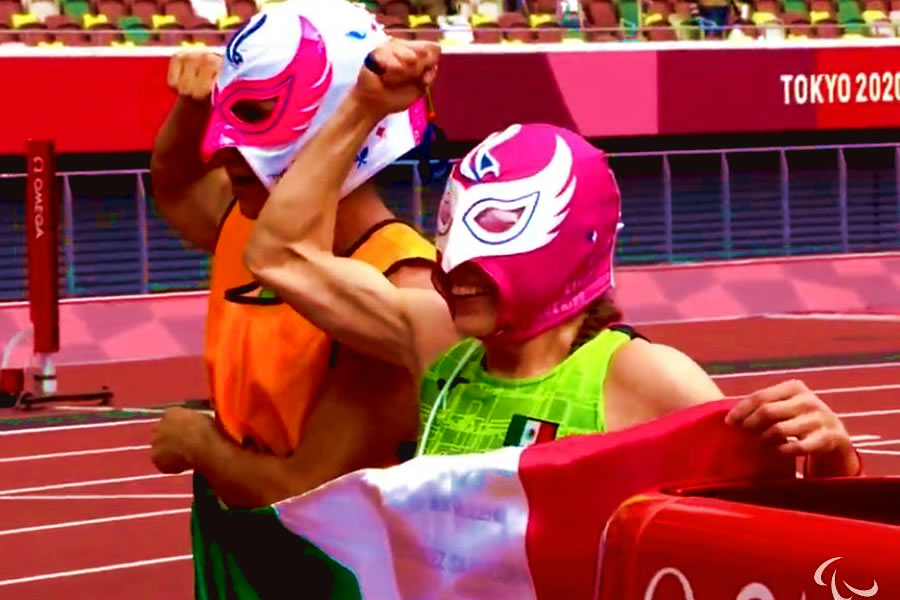 Atleta paralímpica Mónica Rodríguez gana Oro y lo festeja con máscara ...
