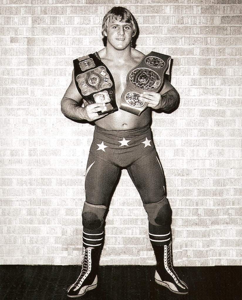 Fans de WWE molestos por ver el legado de Owen Hart en AEW | Superluchas