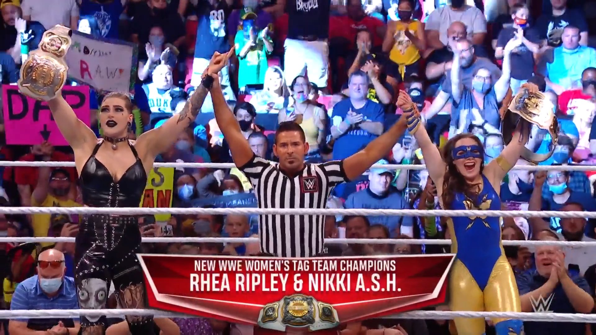 Raw: Nikki ASH y Rhea Ripley nuevas Campeonas de Parejas WWE | Superluchas