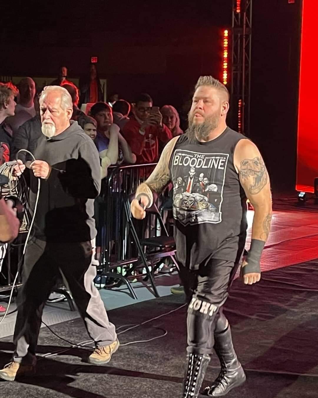 Kevin Owens lucha con camiseta de The Bloodline en house show | Superluchas