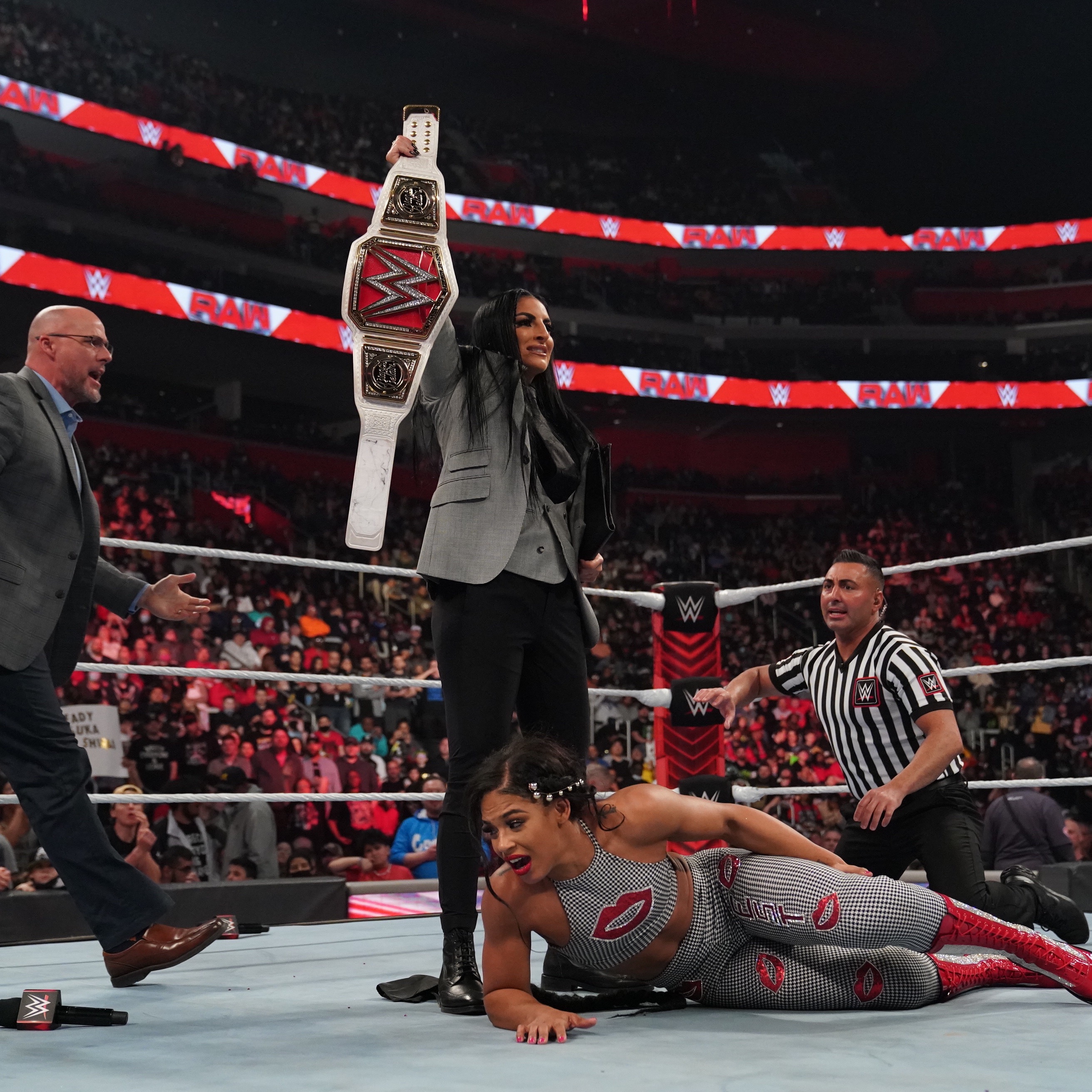 Vince Russo critica el manejo de Naomi, Sonya Deville y The Street Profits | Superluchas