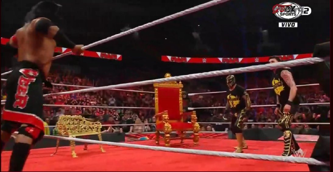 Raw Rey Mysterio Y Dominik Mysterio Golpean A Veer Mahaan Superluchas