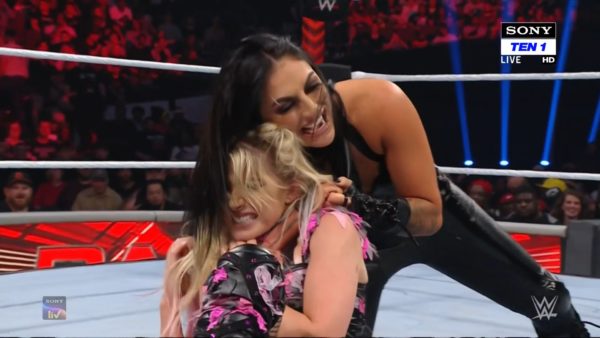 Alexa Bliss vuelve a vencer a Sonya Deville | Superluchas