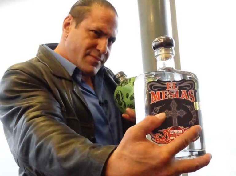 Ricky Banderas lanza su linea de Mezcal «El Mesías» | Superluchas