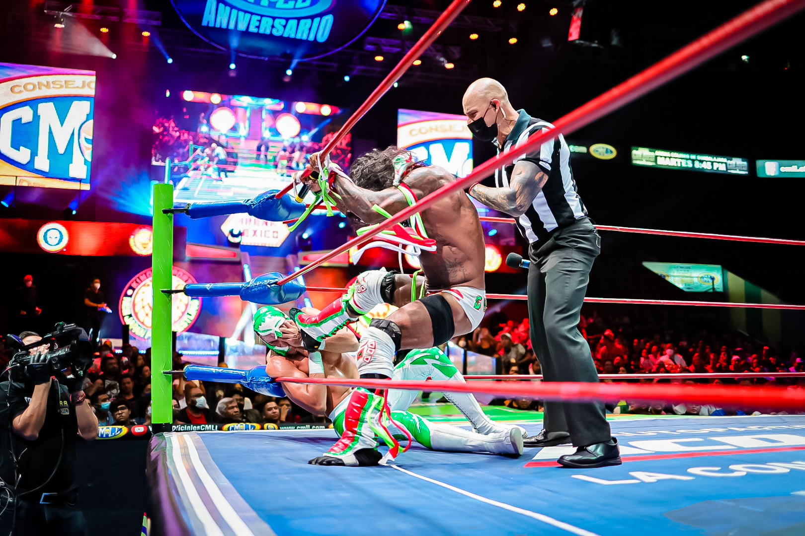 En primer encontronazo, Dragón Rojo Jr. y Soberano Jr. se rompen las máscaras | Superluchas