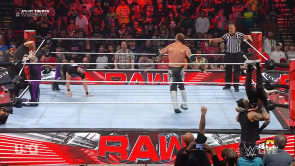 Dominik Mysterio y The Judgment Day masacran a Edge | Superluchas