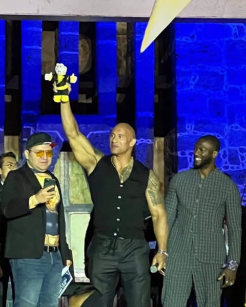The Rock visitó México y le regalaron un «Dr. Simi» | Superluchas