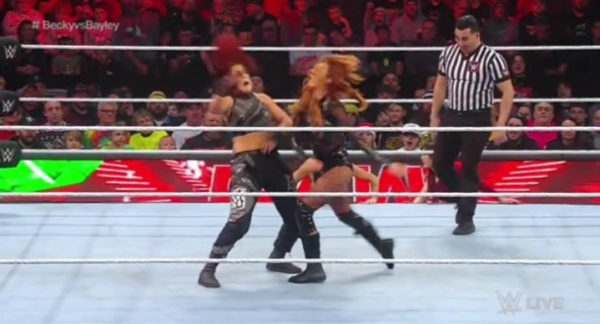 Bayley ataca a traición a Becky Lynch para llevarse la victoria ...