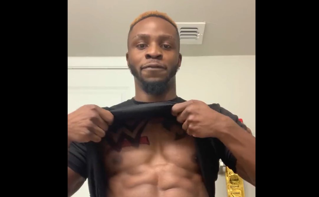 Edris Enofé enseña logo de WWE tatuado en su pecho | Superluchas