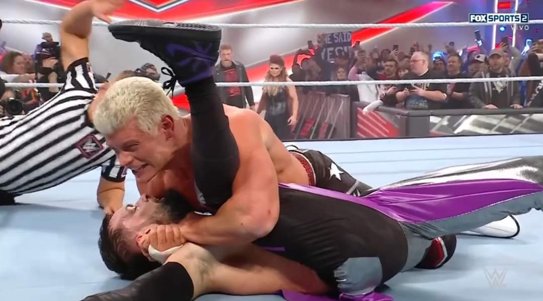 Edge ayuda a Cody Rhodes a vencer a Finn Bálor | Superluchas