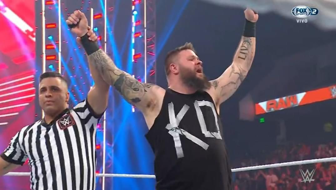 Kevin Owens derrotó a Baron Corbin e hizo correr a The Bloodline ...