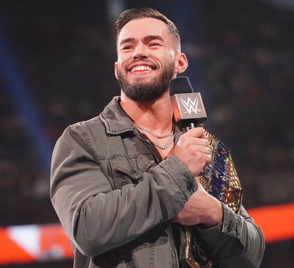 Austin Theory vio con buenos ojos la pérdida de su maletín | Superluchas