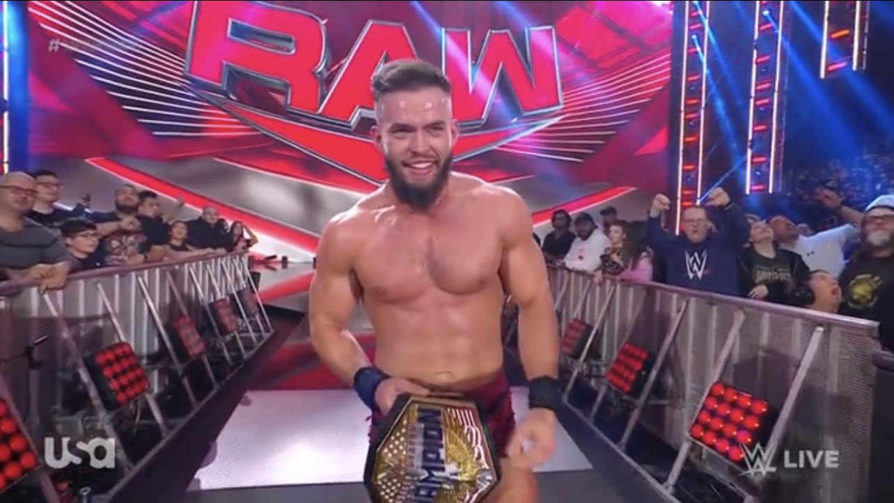 Austin Theory derrota a Angelo Dawkins en un mano a mano | Superluchas
