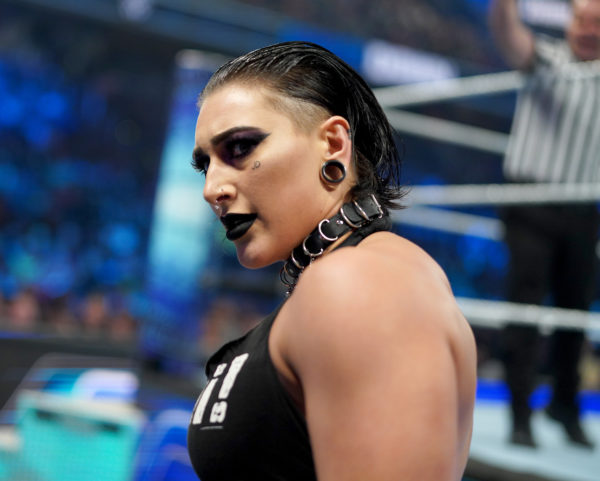 Rhea Ripley se honra a sí misma en el Día de las Madres | Superluchas