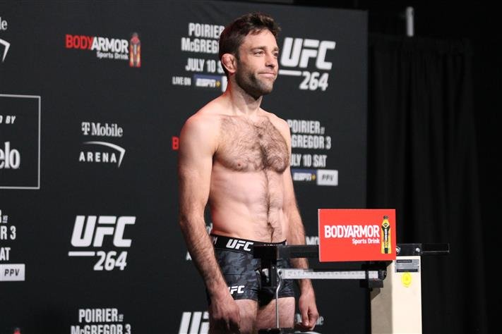 Ryan Hall apunta al regresar en otoño | Superluchas