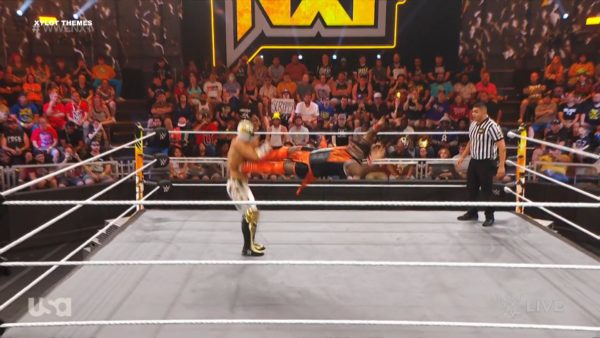 Axiom derrotó a Scrypts y le arrancó la máscara | Superluchas