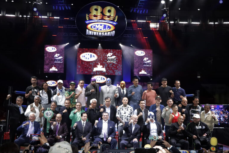 El CMLL recibe reconocimiento por sus 90 años de parte del CMB | Superluchas