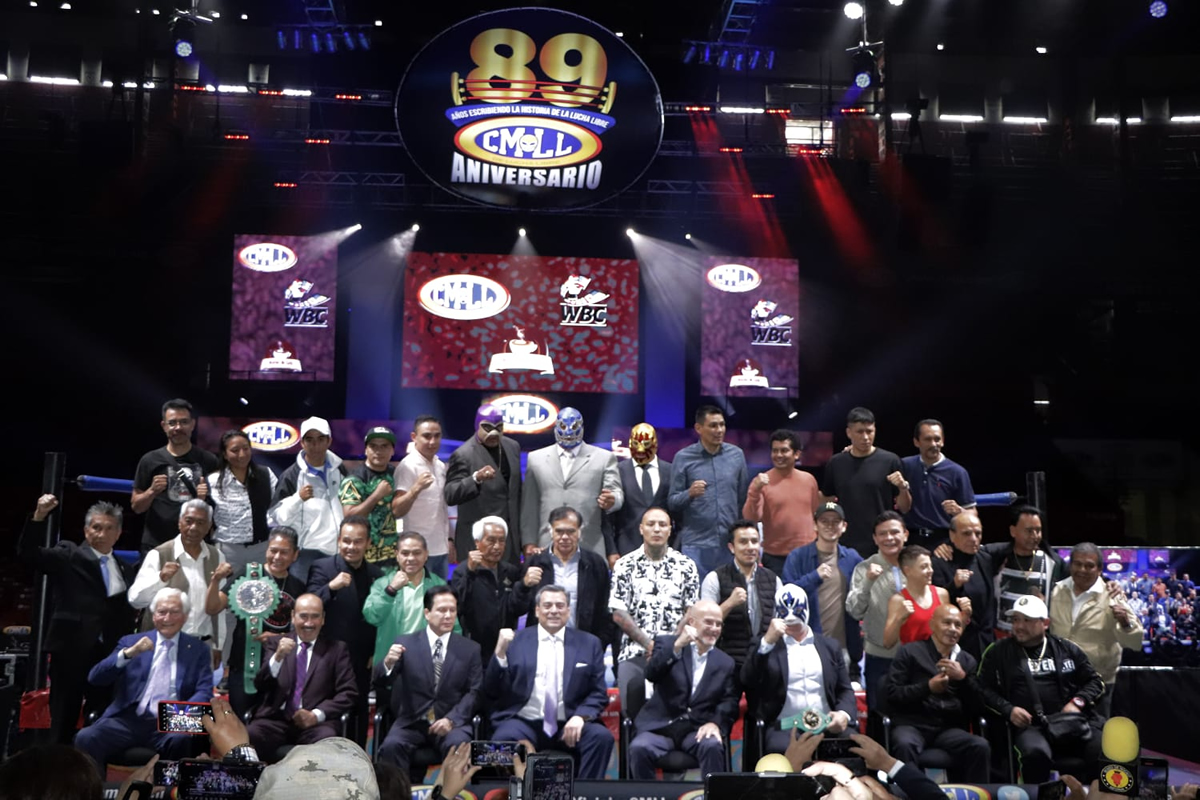 El CMLL recibe reconocimiento por sus 90 años de parte del CMB ...