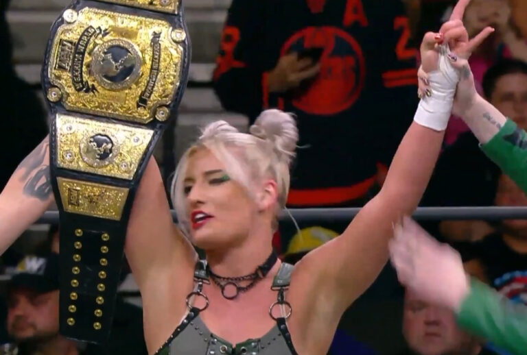 Toni Storm, nueva Campeona Femenil AEW con ayuda de The Outcasts ...