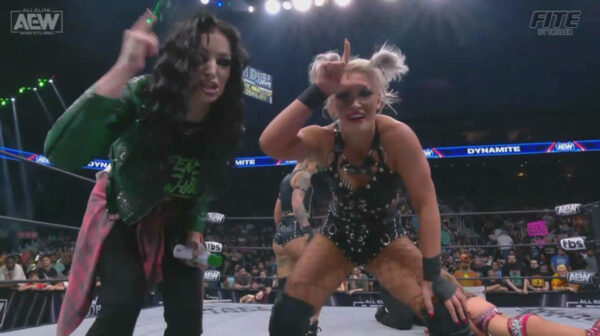 Con ayuda de Saraya, Toni Storm y Ruby Soho derrotaron a | Superluchas