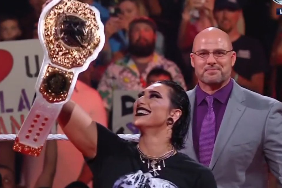 Rhea Ripley recibe el Campeonato Mundial Femenil WWE | Superluchas