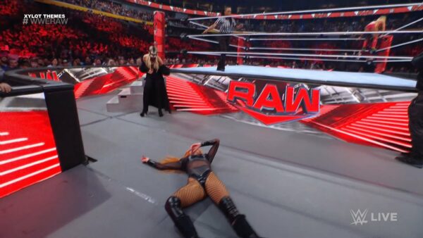 Zoey Stark derrotó a Becky Lynch con ayuda de Trish Stratus | Superluchas