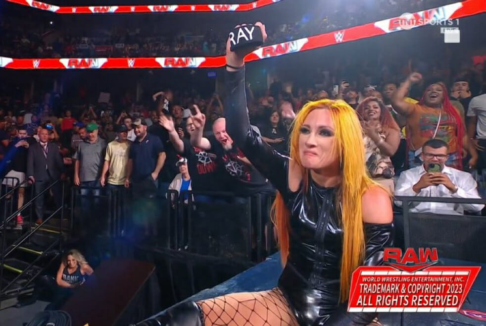 Becky Lynch rompe en llanto al dedicar su victoria a Bray Wyatt ...
