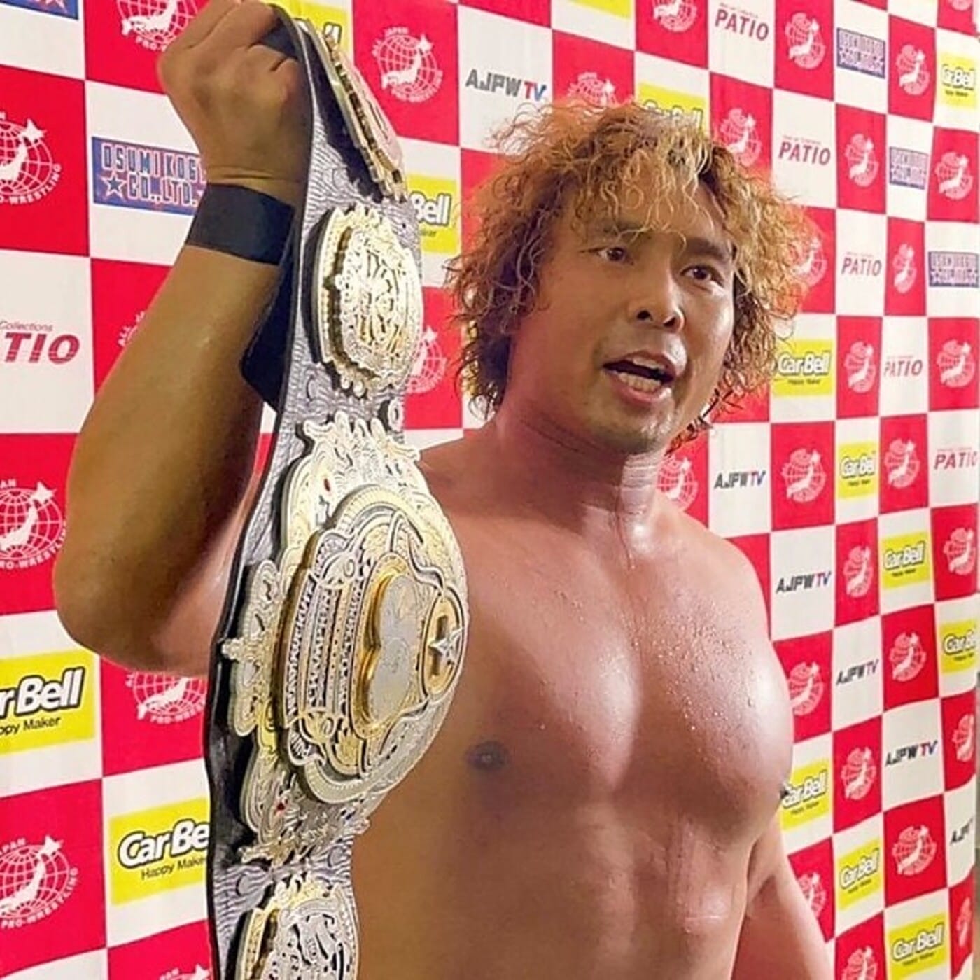 AJPW: Katsuhiko Nakajima conquista la Triple Corona | Superluchas