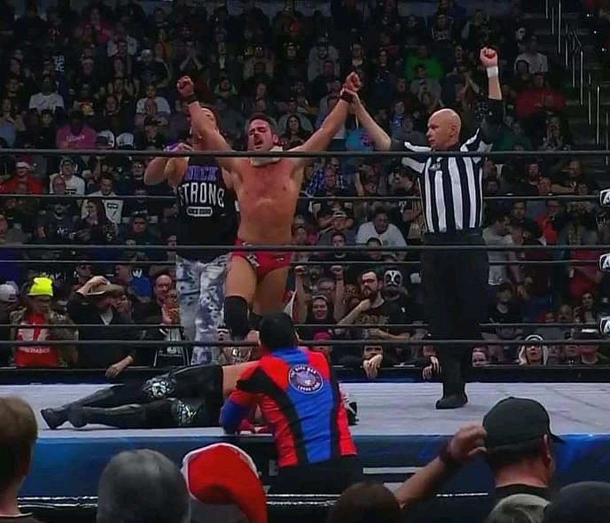 Roderick Strong derrota a Komander y asegura que MJF es el Demonio ...