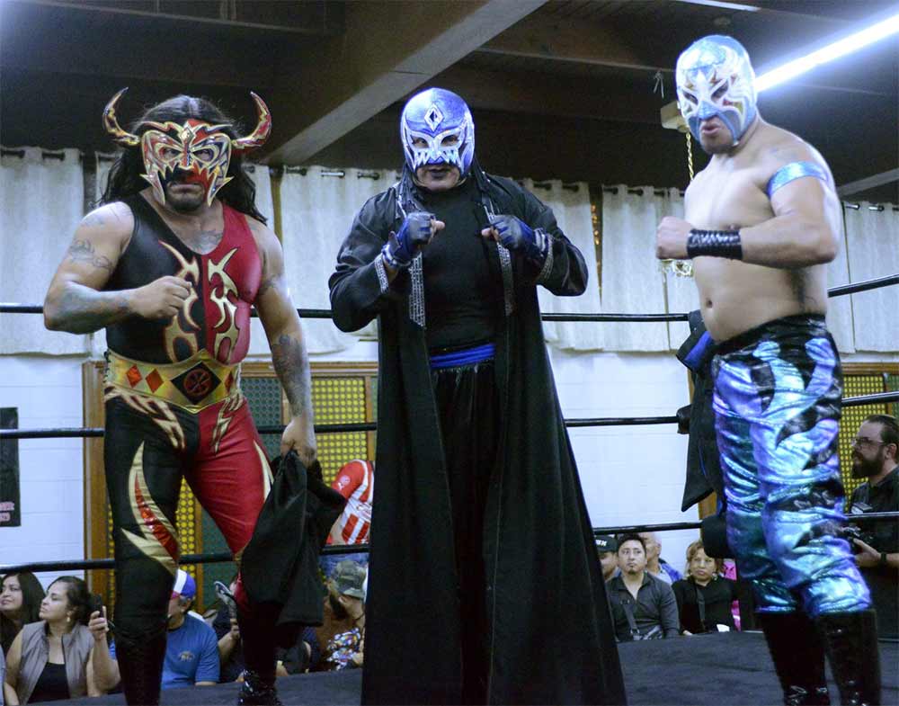 Triunfo de King Rey Misterio sobre Psicosis en Lucha Libre Total