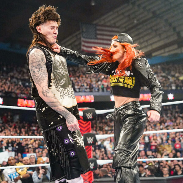 Becky Lynch, orgullosa de pegar a Dominik Mysterio | Superluchas