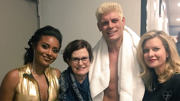 Cody Rhodes: «Mi mamá quiere su spray de osos en WrestleMania 40»