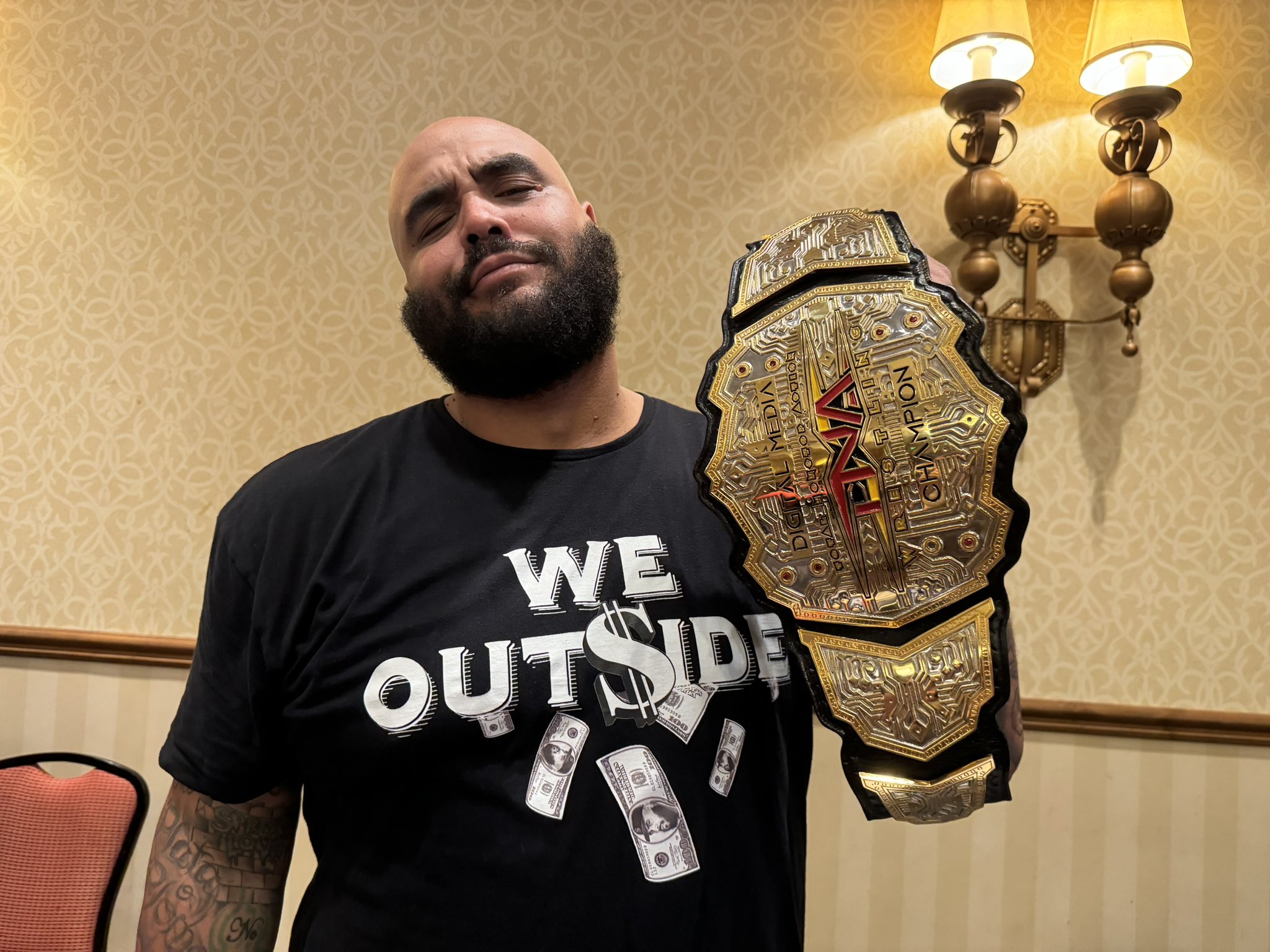 AJ Francis decidió aplicarle eutanasia a su perro | Superluchas